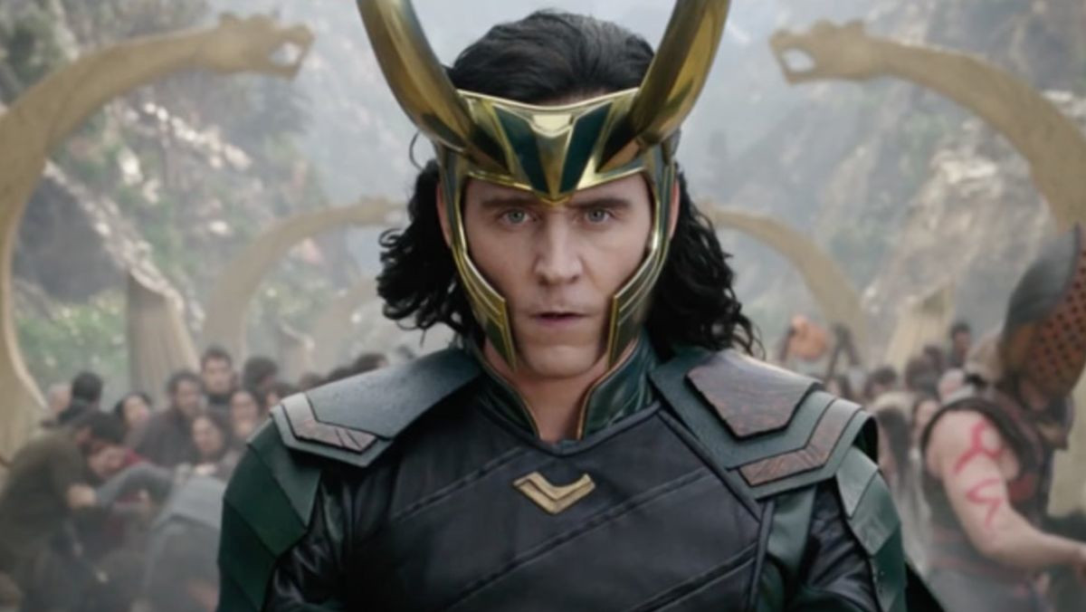 Disneyland's Loki Gives Little Girl Dressed as Loki a Tour of the Park ...