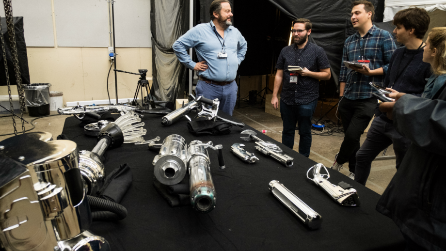 Behind the Scenes of MEN IN BLACK: INTERNATIONAL's Jaguar Full of Guns ...