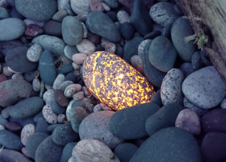 UV Light Makes These Rocks Glow Like Lava - Nerdist