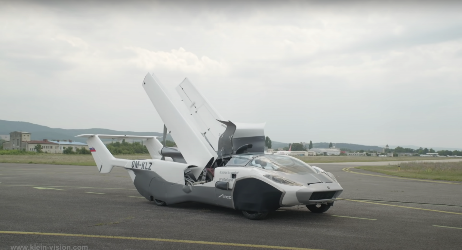 See This Flying Car Take Its Very First Flight - Nerdist