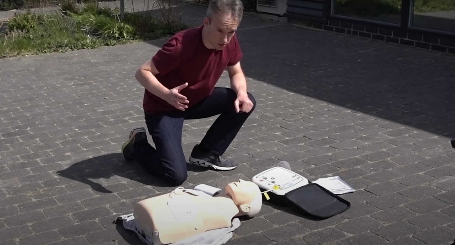 UK's Red Phone Booths Are Becoming Defibrillation Stations - Nerdist