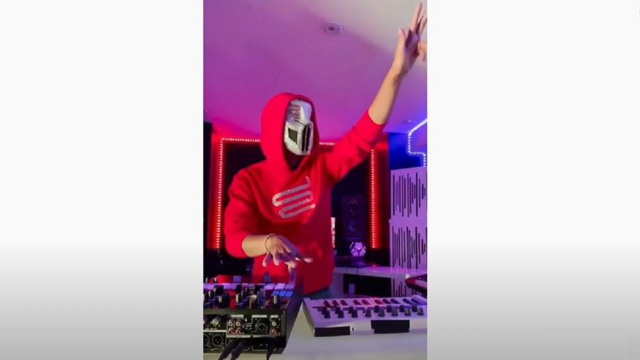 Masked DJ Spins Amazing Phil Collins/Michael Jackson Mashup - Nerdist