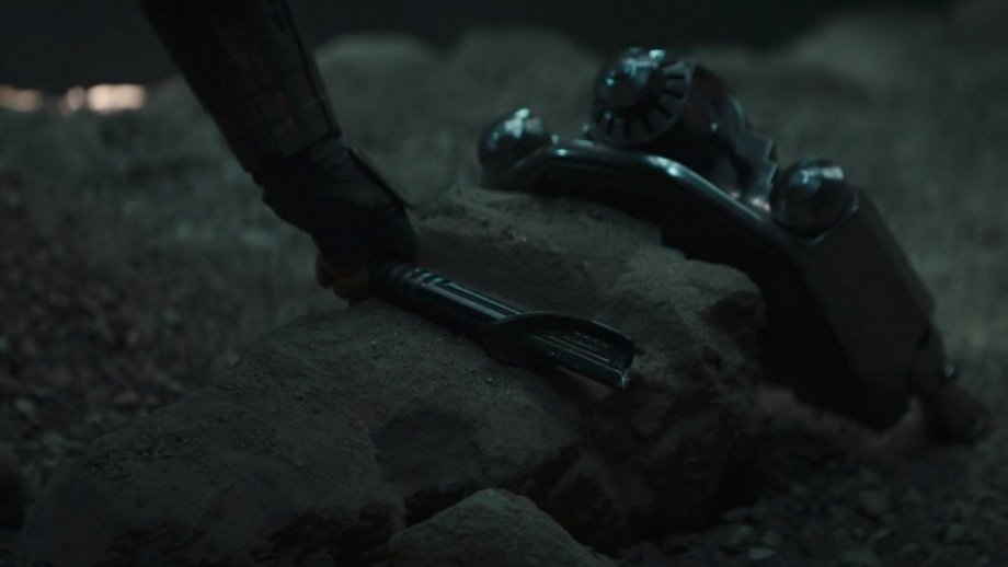 THE MANDALORIAN Raised a Major Question About the Darksaber - Nerdist